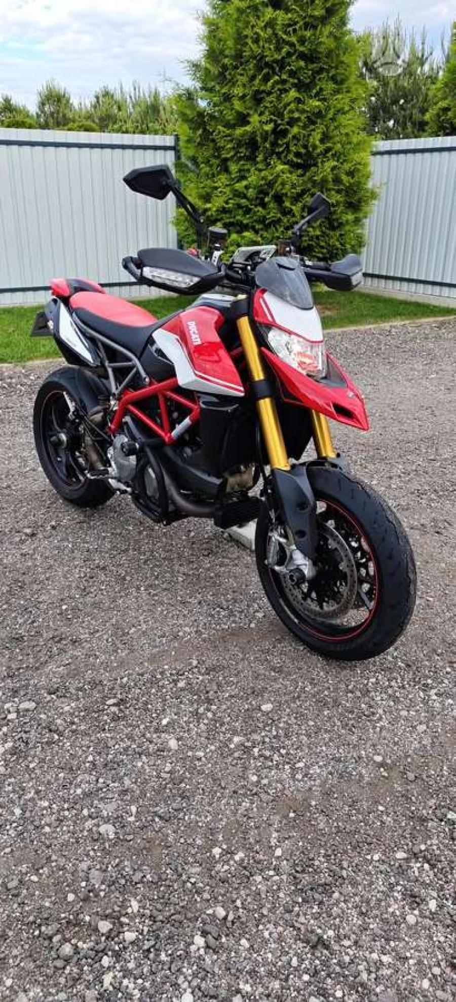 Red Ducati Hypermotard 2020 in Salcininkai, with an engine capacity of 0.94 L and mileage of 8 thousand km for 9600 €, photo 27 on AUTOMOTO.COM.LV