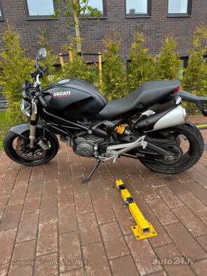 Black Ducati Monster 2009 in Tallinn, with an engine capacity of 0.70 L and mileage of 5 thousand km for 4800 €, photo  on AUTOMOTO.COM.LV
