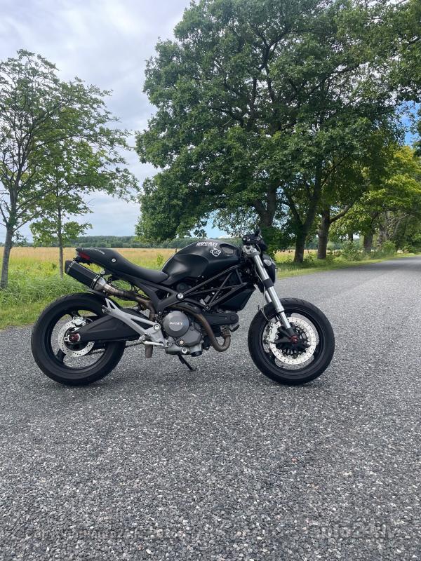 Black Ducati Monster 2009 in Parnu, with an engine capacity of 0.70 L and mileage of 28 thousand km for 2900 €, photo 2 on AUTOMOTO.COM.LV