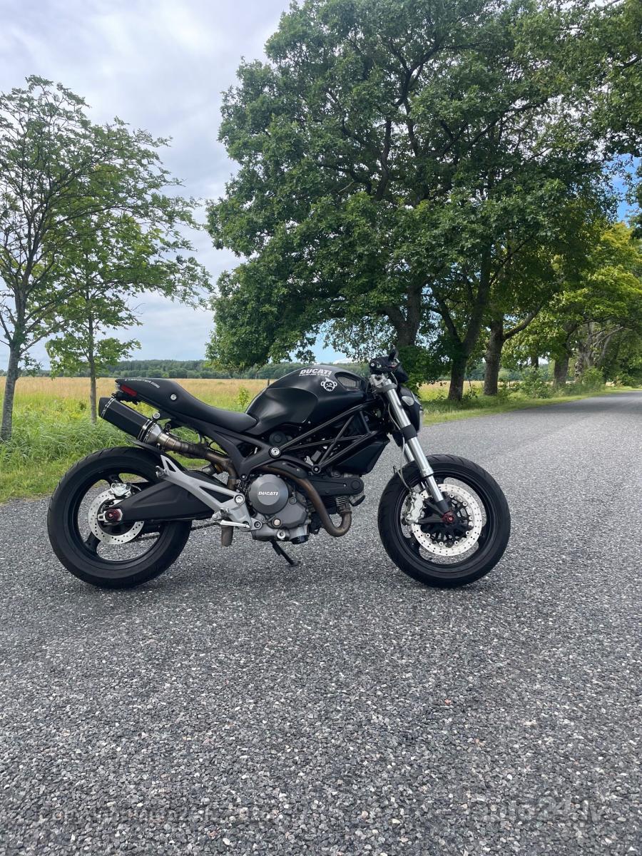 Black Ducati Monster 2009 in Parnu, with an engine capacity of 0.70 L and mileage of 28 thousand km for 2900 €, photo 3 on AUTOMOTO.COM.LV