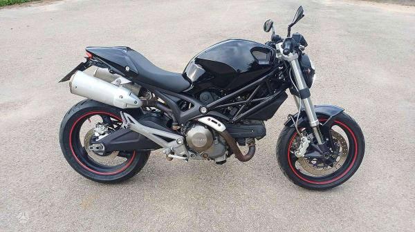Ducati Monster 2009 Joniškis vietnē Melns Ducati Monster 2009 Joniškis, ar dzinēja tilpumu 0.70 L un nobraukumu 8 tūkst. km par 3800 €, foto 1 vietnē AUTOMOTO.COM.LV
