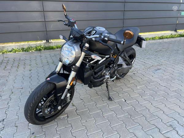 Ducati Monster 2018 in Vilnius on AUTOMOTO.COM.LV Black Ducati Monster 2018 in Vilnius, with an engine capacity of 0.82 L and mileage of 15 thousand km for 5990 €, photo 4 on AUTOMOTO.COM.LV