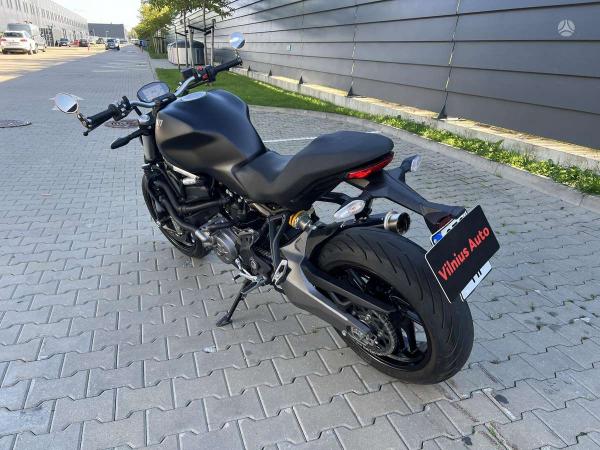 Ducati Monster 2018 in Vilnius on AUTOMOTO.COM.LV Black Ducati Monster 2018 in Vilnius, with an engine capacity of 0.82 L and mileage of 15 thousand km for 5990 €, photo 7 on AUTOMOTO.COM.LV