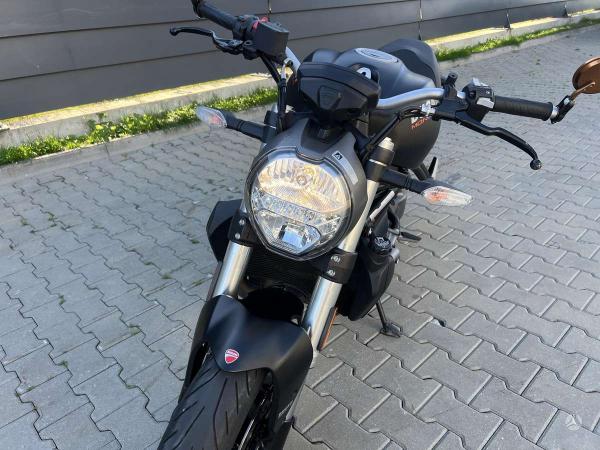 Ducati Monster 2018 in Vilnius on AUTOMOTO.COM.LV Black Ducati Monster 2018 in Vilnius, with an engine capacity of 0.82 L and mileage of 15 thousand km for 5990 €, photo 9 on AUTOMOTO.COM.LV