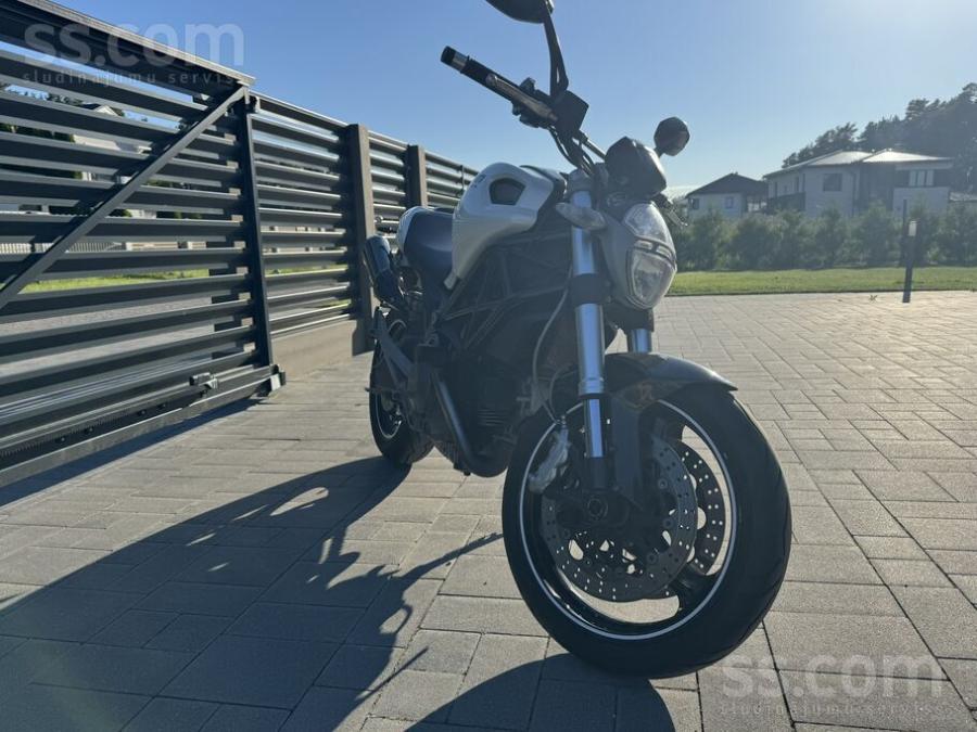 Ducati Monster 2010 in Riga, with an engine capacity of 0.70 L and mileage of 0 thousand km for 4900 €, photo 4 on AUTOMOTO.COM.LV