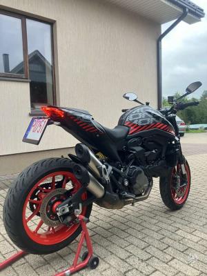 Ducati Monster 2021 Jurbarkas, ar dzinēja tilpumu 0.94 L un nobraukumu 15 tūkst. km par 7500 €, foto 5 vietnē AUTOMOTO.COM.LV