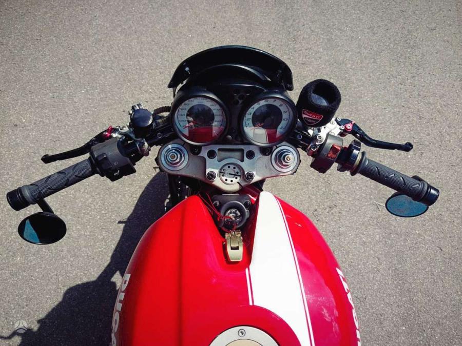 Red Ducati Monster 2009 in Kaunas, with an engine capacity of 0.99 L and mileage of 29 thousand km for 3250 €, photo 3 on AUTOMOTO.COM.LV