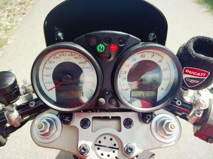Red Ducati Monster 2009 in Kaunas, with an engine capacity of 0.99 L and mileage of 29 thousand km for 3250 €, photo 9 on AUTOMOTO.COM.LV