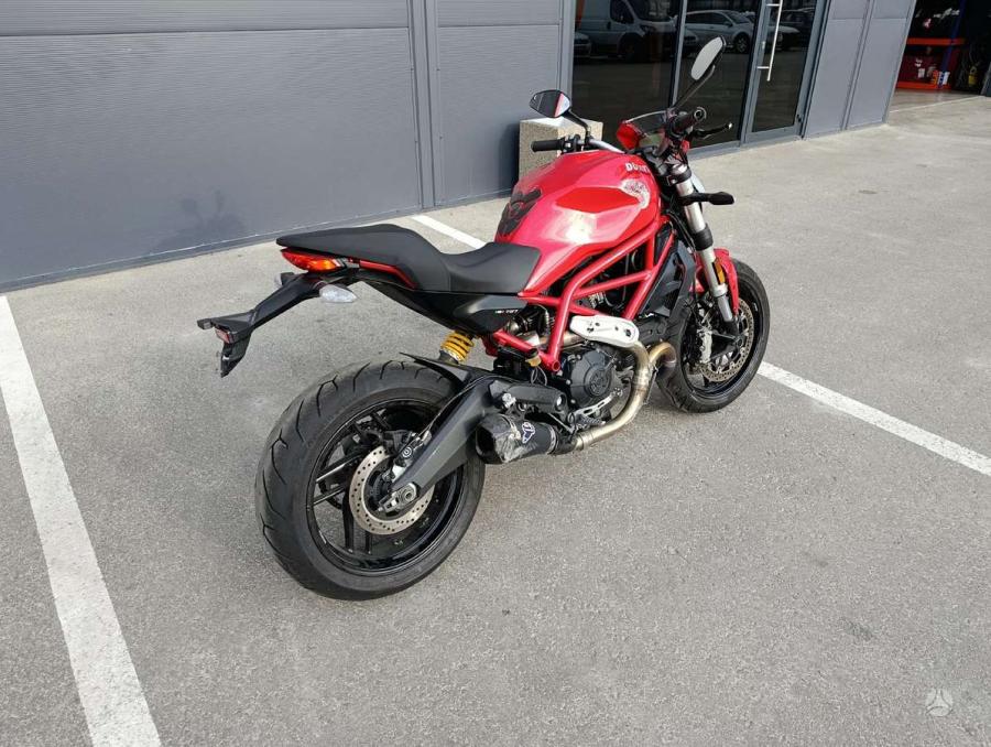 Red Ducati Monster 2018 in Siauliai, with an engine capacity of 0.80 L and mileage of 18 thousand km for 3950 €, photo 2 on AUTOMOTO.COM.LV