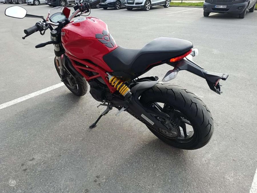 Red Ducati Monster 2018 in Siauliai, with an engine capacity of 0.80 L and mileage of 18 thousand km for 3950 €, photo 3 on AUTOMOTO.COM.LV