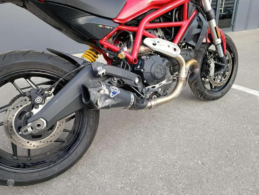 Red Ducati Monster 2018 in Siauliai, with an engine capacity of 0.80 L and mileage of 18 thousand km for 3950 €, photo 8 on AUTOMOTO.COM.LV