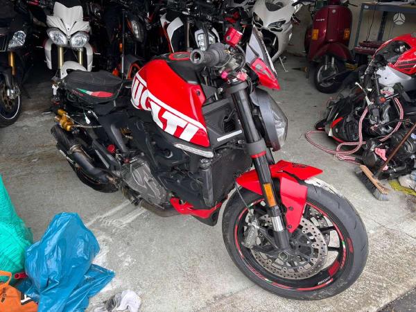 Red Ducati Monster 2021 in Vilnius, with an engine capacity of 0.94 L and mileage of 10 thousand km for 4700 €, photo 1 on AUTOMOTO.COM.LV