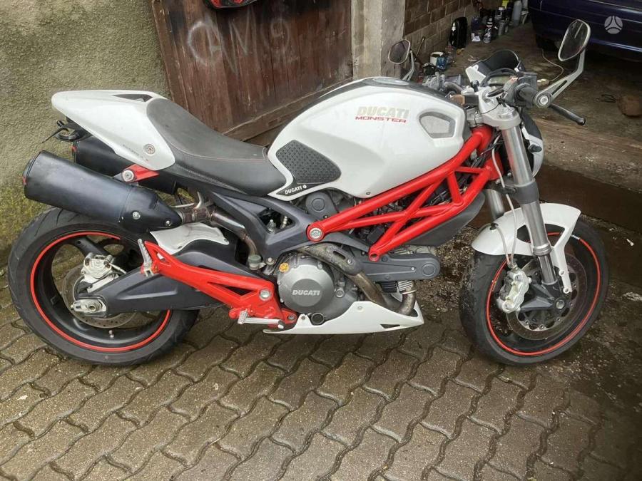 Balts Ducati Monster 2008 Viļņa, ar dzinēja tilpumu 0.70 L un nobraukumu 35 tūkst. km par 2900 €, foto 1 vietnē AUTOMOTO.COM.LV