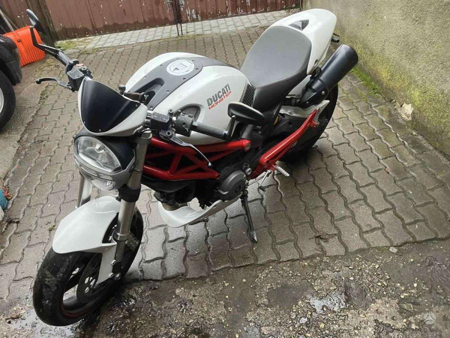 Balts Ducati Monster 2008 Viļņa, ar dzinēja tilpumu 0.70 L un nobraukumu 35 tūkst. km par 2900 €, foto 2 vietnē AUTOMOTO.COM.LV