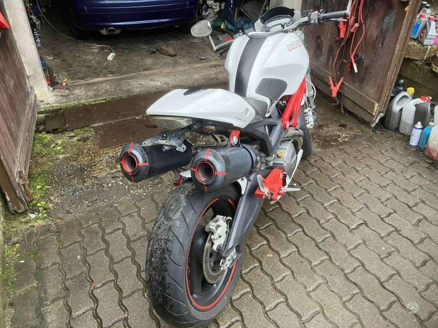 Balts Ducati Monster 2008 Viļņa, ar dzinēja tilpumu 0.70 L un nobraukumu 35 tūkst. km par 2900 €, foto 3 vietnē AUTOMOTO.COM.LV