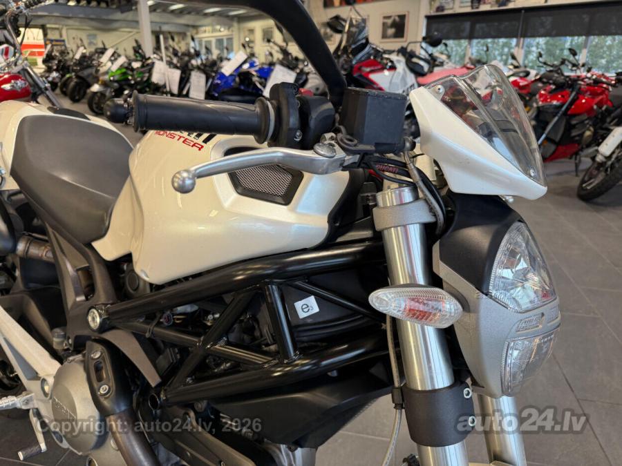 White Ducati Monster 2010 in Tallinn, with an engine capacity of 0.70 L and mileage of 21 thousand km for 3490 €, photo 7 on AUTOMOTO.COM.LV