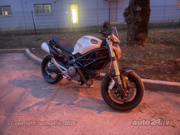 White Ducati Monster 2011 in Tallinn, with an engine capacity of 0.70 L and mileage of 31 thousand km for 3600 €, photo 2 on AUTOMOTO.COM.LV