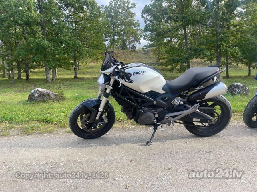 White Ducati Monster 2011 in Tallinn, with an engine capacity of 0.70 L and mileage of 31 thousand km for 3600 €, photo 8 on AUTOMOTO.COM.LV
