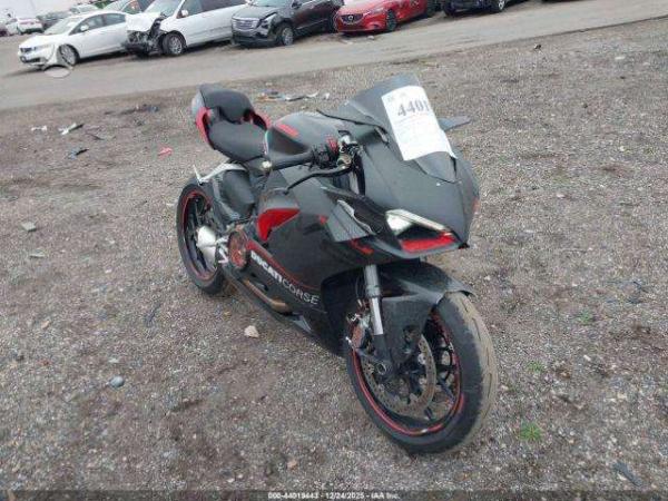 Black Ducati Panigale 2025 in Klaipeda, with an engine capacity of 0.96 L and mileage of 4 thousand km for 8000 €, photo 1 on AUTOMOTO.COM.LV