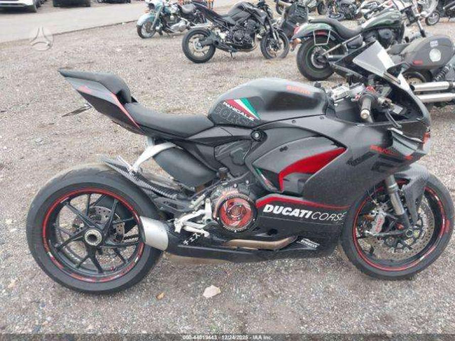 Black Ducati Panigale 2025 in Klaipeda, with an engine capacity of 0.96 L and mileage of 4 thousand km for 8000 €, photo 12 on AUTOMOTO.COM.LV