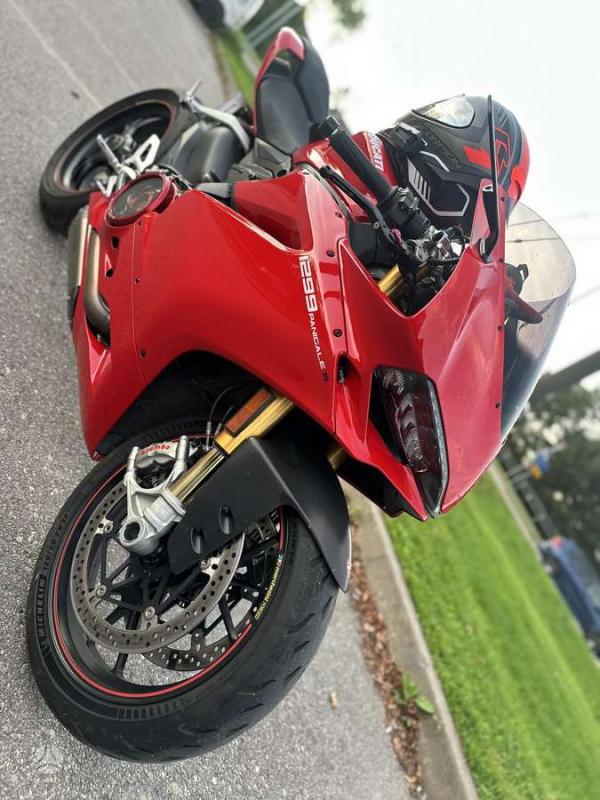 Ducati Panigale 2016 Viļņa vietnē Sarkans Ducati Panigale 2016 Viļņa, ar dzinēja tilpumu 1.30 L un nobraukumu 16 tūkst. km par 13000 €, foto 1 vietnē AUTOMOTO.COM.LV