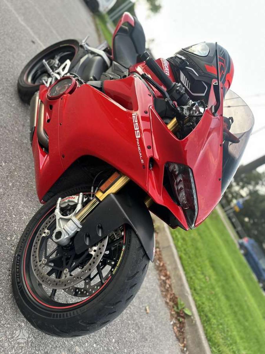 Sarkans Ducati Panigale 2016 Viļņa, ar dzinēja tilpumu 1.30 L un nobraukumu 16 tūkst. km par 13000 €, foto 1 vietnē AUTOMOTO.COM.LV