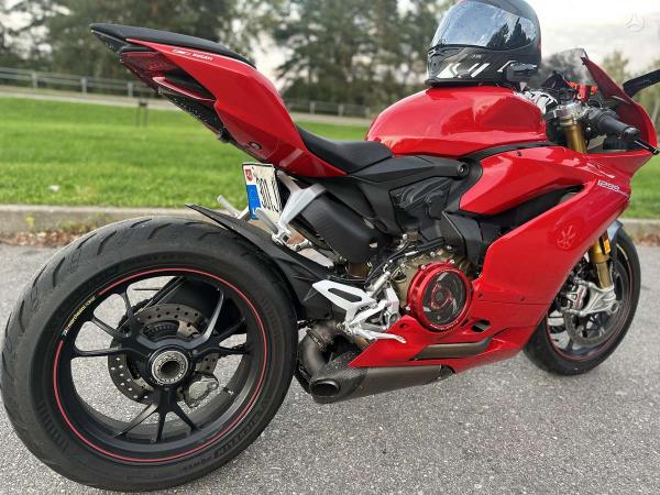Ducati Panigale 2016 Viļņa vietnē Sarkans Ducati Panigale 2016 Viļņa, ar dzinēja tilpumu 1.30 L un nobraukumu 16 tūkst. km par 13000 €, foto 6 vietnē AUTOMOTO.COM.LV