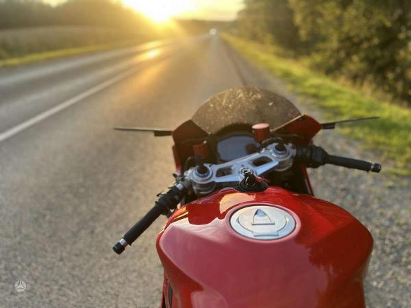 Ducati Panigale 2016 Viļņa vietnē Sarkans Ducati Panigale 2016 Viļņa, ar dzinēja tilpumu 1.30 L un nobraukumu 16 tūkst. km par 13000 €, foto 9 vietnē AUTOMOTO.COM.LV