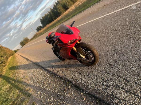 Ducati Panigale 2016 Viļņa vietnē Sarkans Ducati Panigale 2016 Viļņa, ar dzinēja tilpumu 1.30 L un nobraukumu 16 tūkst. km par 13000 €, foto 10 vietnē AUTOMOTO.COM.LV