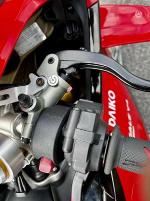 Sarkans Ducati Panigale 2018 Kauņa, ar dzinēja tilpumu 1.10 L un nobraukumu 20 tūkst. km par 18500 €, foto 18 vietnē AUTOMOTO.COM.LV