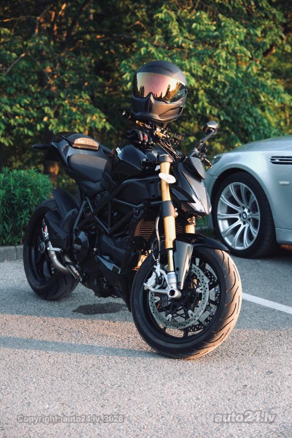 Melns Ducati Streetfighter 2016 Tallina, ar dzinēja tilpumu 0.85 L un nobraukumu 8 tūkst. km par 8400 €, foto 1 vietnē AUTOMOTO.COM.LV