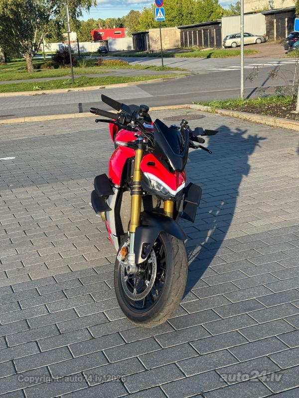 Black Ducati Streetfighter 2021 in Saue, with an engine capacity of 1.10 L and mileage of 16 thousand km for 20000 €, photo 3 on AUTOMOTO.COM.LV