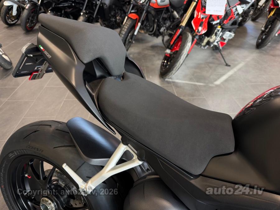 Black Ducati Streetfighter 2022 in Tallinn, with an engine capacity of 1.10 L and mileage of 7 thousand km for 17990 €, photo 6 on AUTOMOTO.COM.LV