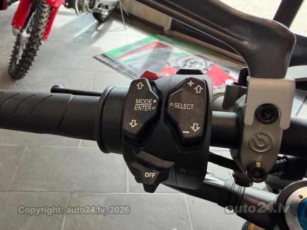 Black Ducati Streetfighter 2022 in Tallinn, with an engine capacity of 1.10 L and mileage of 7 thousand km for 17990 €, photo 10 on AUTOMOTO.COM.LV