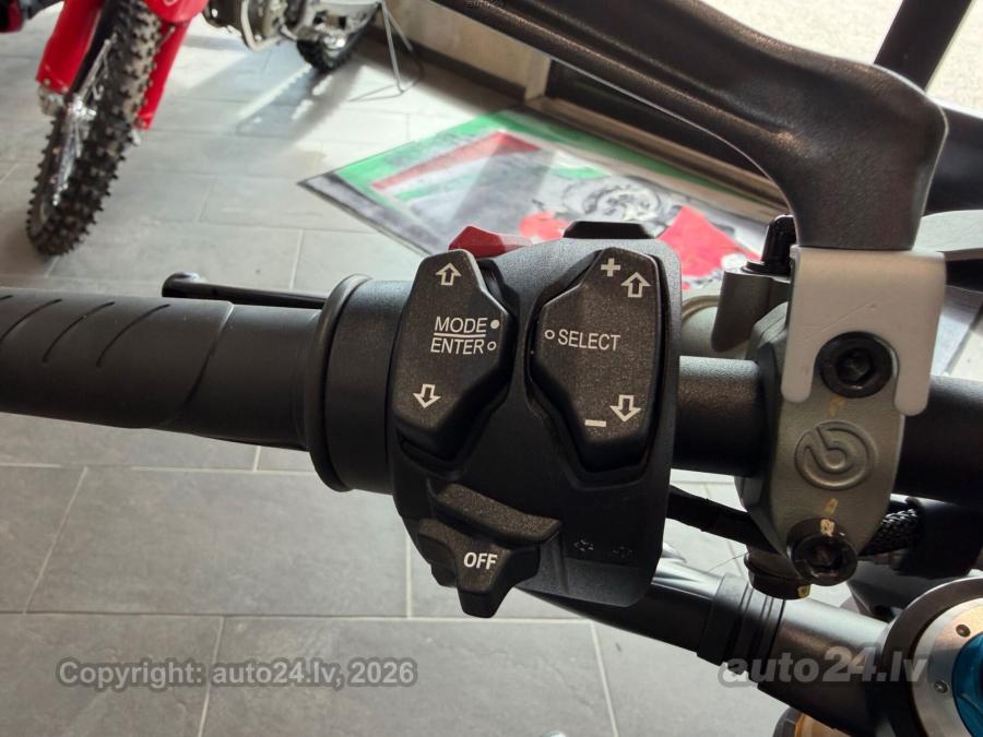 Black Ducati Streetfighter 2022 in Tallinn, with an engine capacity of 1.10 L and mileage of 7 thousand km for 17990 €, photo 11 on AUTOMOTO.COM.LV