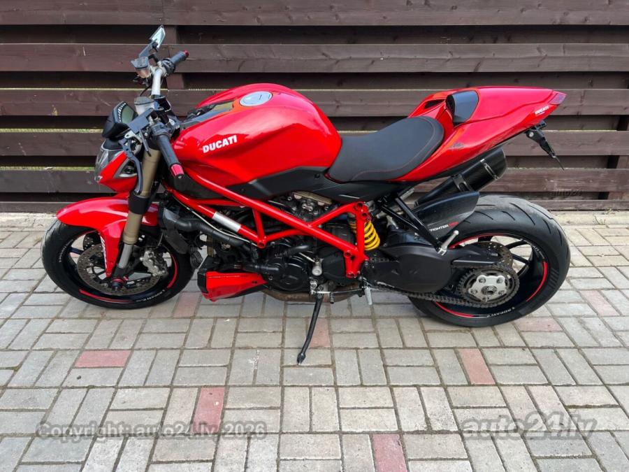 Red Ducati Streetfighter 2015 in Tartu, with an engine capacity of 0.85 L and mileage of 8 thousand km for 7490 €, photo 6 on AUTOMOTO.COM.LV