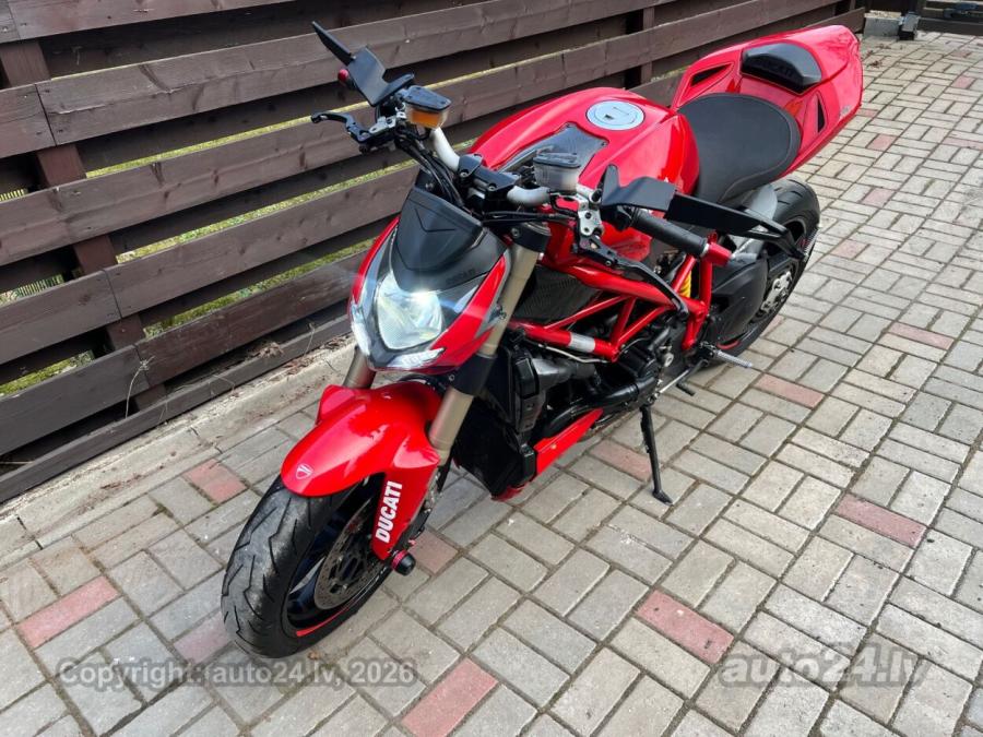 Red Ducati Streetfighter 2015 in Tartu, with an engine capacity of 0.85 L and mileage of 8 thousand km for 7490 €, photo 7 on AUTOMOTO.COM.LV