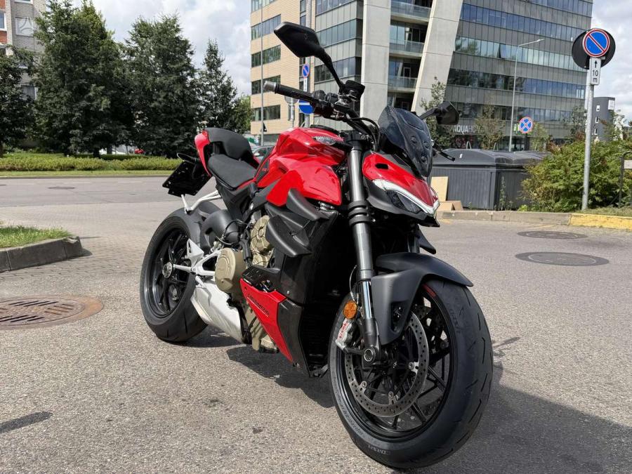 Red Ducati Streetfighter 2021 in Vilnius, with an engine capacity of 1.10 L and mileage of 11 thousand km for 16800 €, photo 1 on AUTOMOTO.COM.LV