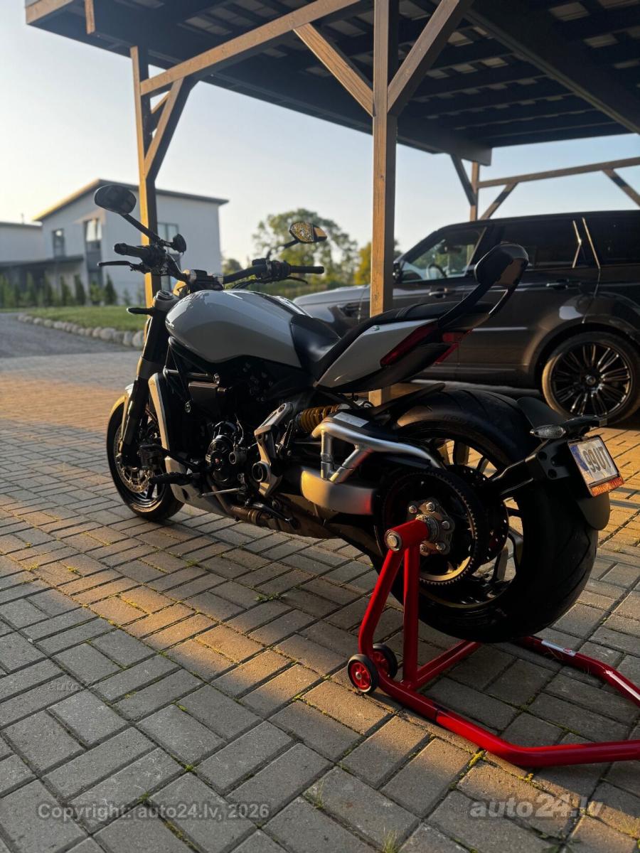 White Ducati XDiavel 2018 in Tallinn, with an engine capacity of 1.26 L and mileage of 8 thousand km for 16900 €, photo 4 on AUTOMOTO.COM.LV