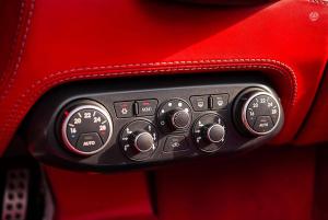 Pelēks Ferrari 458 2014 Kauņa, ar dzinēja tilpumu 4.50 L un nobraukumu 64 tūkst. km par 195550 €, foto 24 vietnē AUTOMOTO.COM.LV
