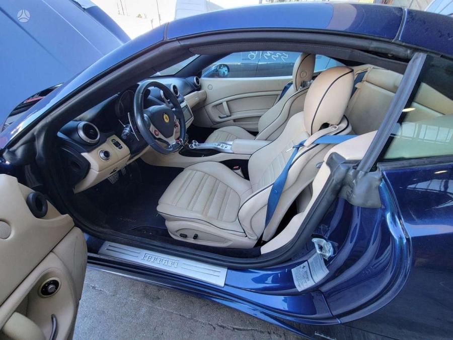 Blue Ferrari California 2010 in Kaunas, with an engine capacity of 0.00 L and mileage of 86 thousand km for 54900 €, photo 18 on AUTOMOTO.COM.LV