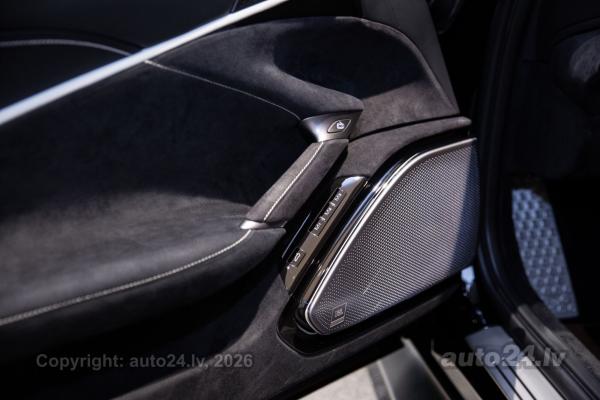 Black Ferrari Roma 2022 in Tallinn, with an engine capacity of 3.90 L and mileage of 8 thousand km for 204600 €, photo 10 on AUTOMOTO.COM.LV