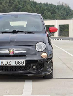 Черный Фиат 500 Abarth 2017 в Вильнюс, объемом двигателя 1.37 л и пробегом 61 тыс. км за 10500 €, фото 4 на AUTOMOTO.COM.LV
