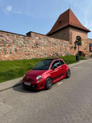 Sarkans Fiat 500 Abarth 2014 Viļņa, ar dzinēja tilpumu 1.40 L un nobraukumu 51 tūkst. km par 11100 €, foto  vietnē AUTOMOTO.COM.LV
