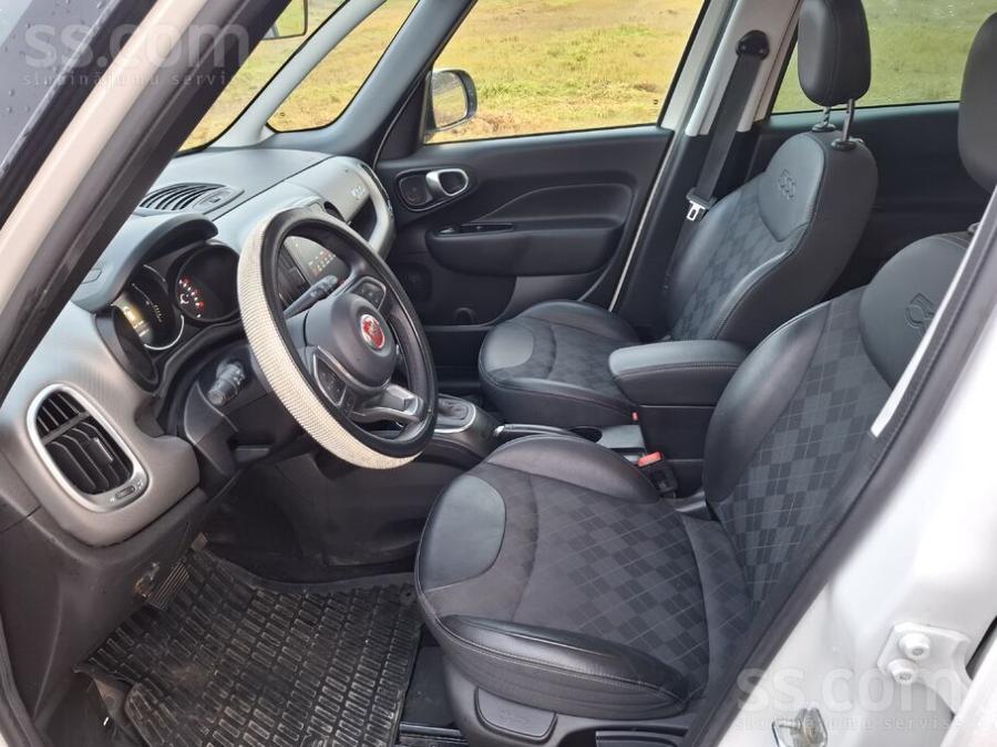 White Fiat 500 2018 in Riga, with an engine capacity of 1.40 L and mileage of 65 thousand km for 12290 €, photo 11 on AUTOMOTO.COM.LV