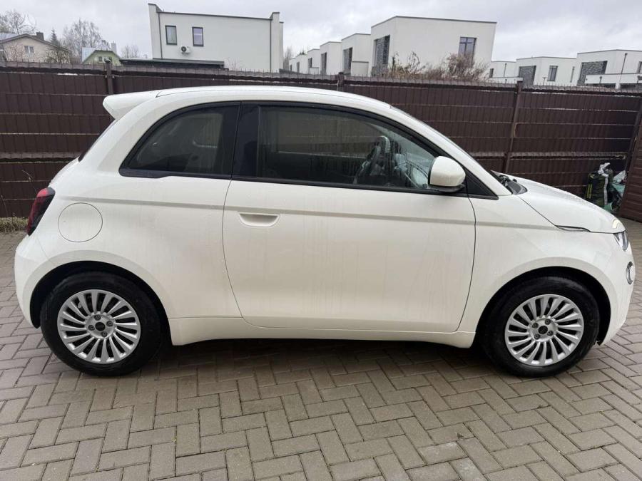 White Fiat 500 2023 in Vilnius, with an engine capacity of 0.00 L and mileage of 13 thousand km for 10300 €, photo 2 on AUTOMOTO.COM.LV