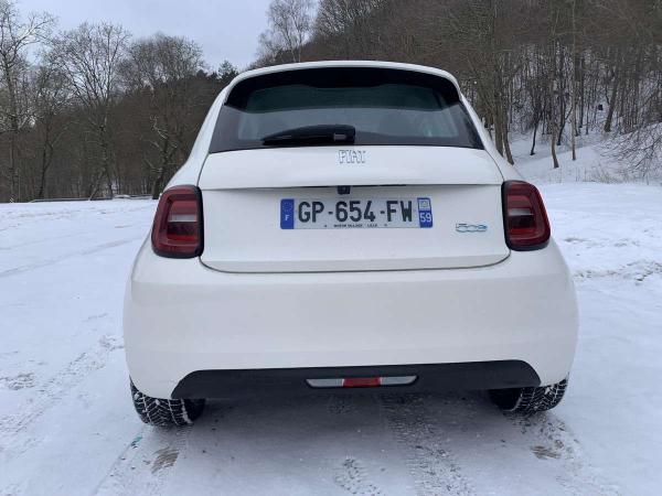 White Fiat 500 2023 in Vilnius, with an engine capacity of 0.00 L and mileage of 20 thousand km for 10600 €, photo 6 on AUTOMOTO.COM.LV