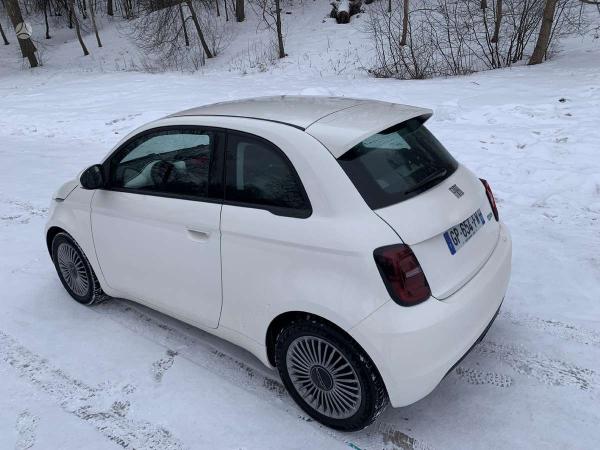 White Fiat 500 2023 in Vilnius, with an engine capacity of 0.00 L and mileage of 20 thousand km for 10600 €, photo 8 on AUTOMOTO.COM.LV
