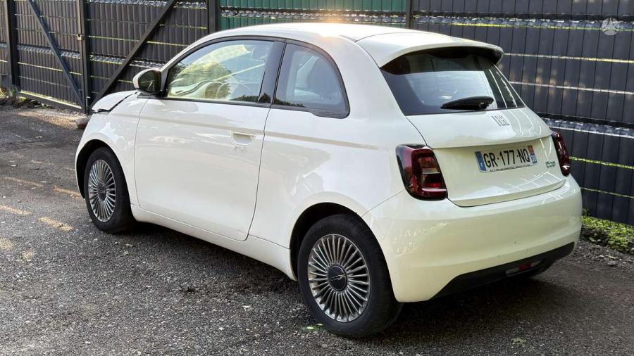 White Fiat 500 2023 in Jonava, with an engine capacity of 0.00 L and mileage of 26 thousand km for 7150 €, photo 4 on AUTOMOTO.COM.LV