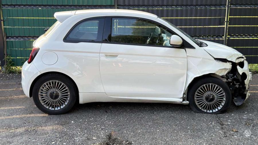 White Fiat 500 2023 in Jonava, with an engine capacity of 0.00 L and mileage of 26 thousand km for 7150 €, photo 9 on AUTOMOTO.COM.LV